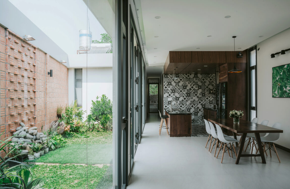 Cosy House is Discreetly Nestled Between Brick Walls For Ultimate ...