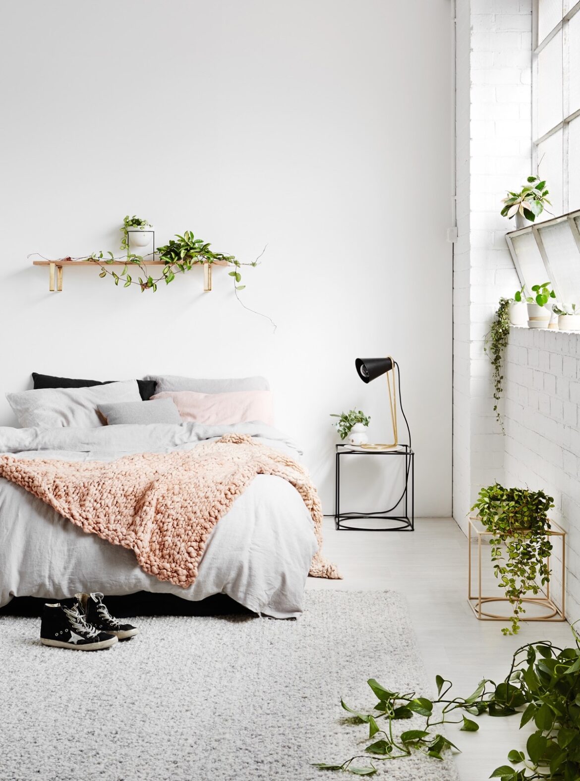 20 Beautiful And Peaceful Minimalist Bedrooms That'll Inspire You To ...